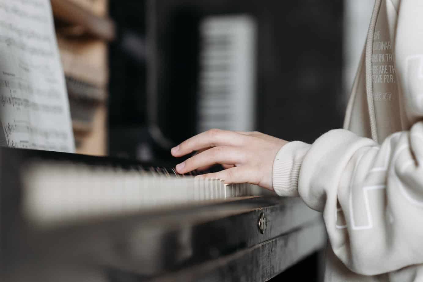 Beginner piano pieces for one hand