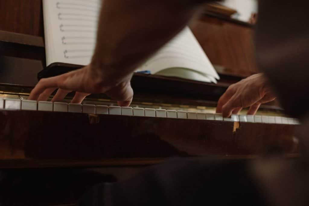 Learning the B minor chord – How to play Bm on piano?