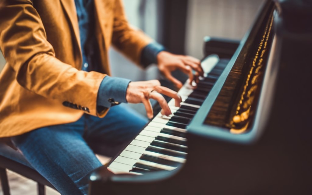 Learn how to play arpeggio on piano - expert guide