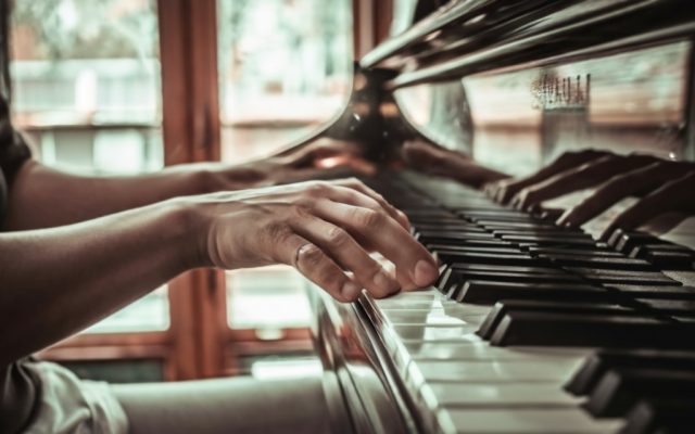 What is homophonic texture in music?