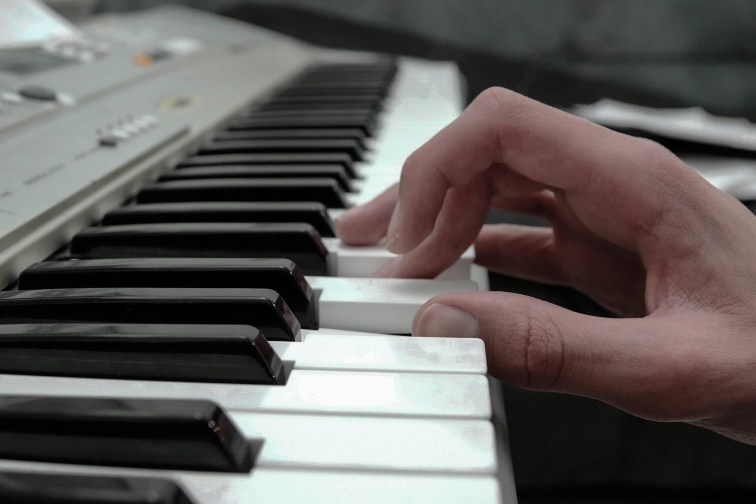 How to play the G flat major chord on piano? | Skoove