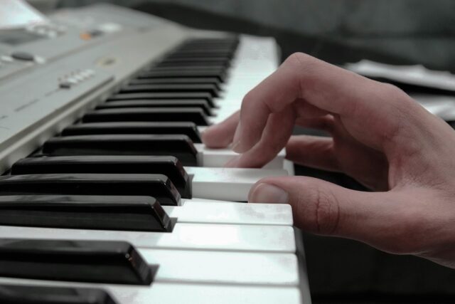 How To Play The G Flat Major Chord On Piano Skoove 4235