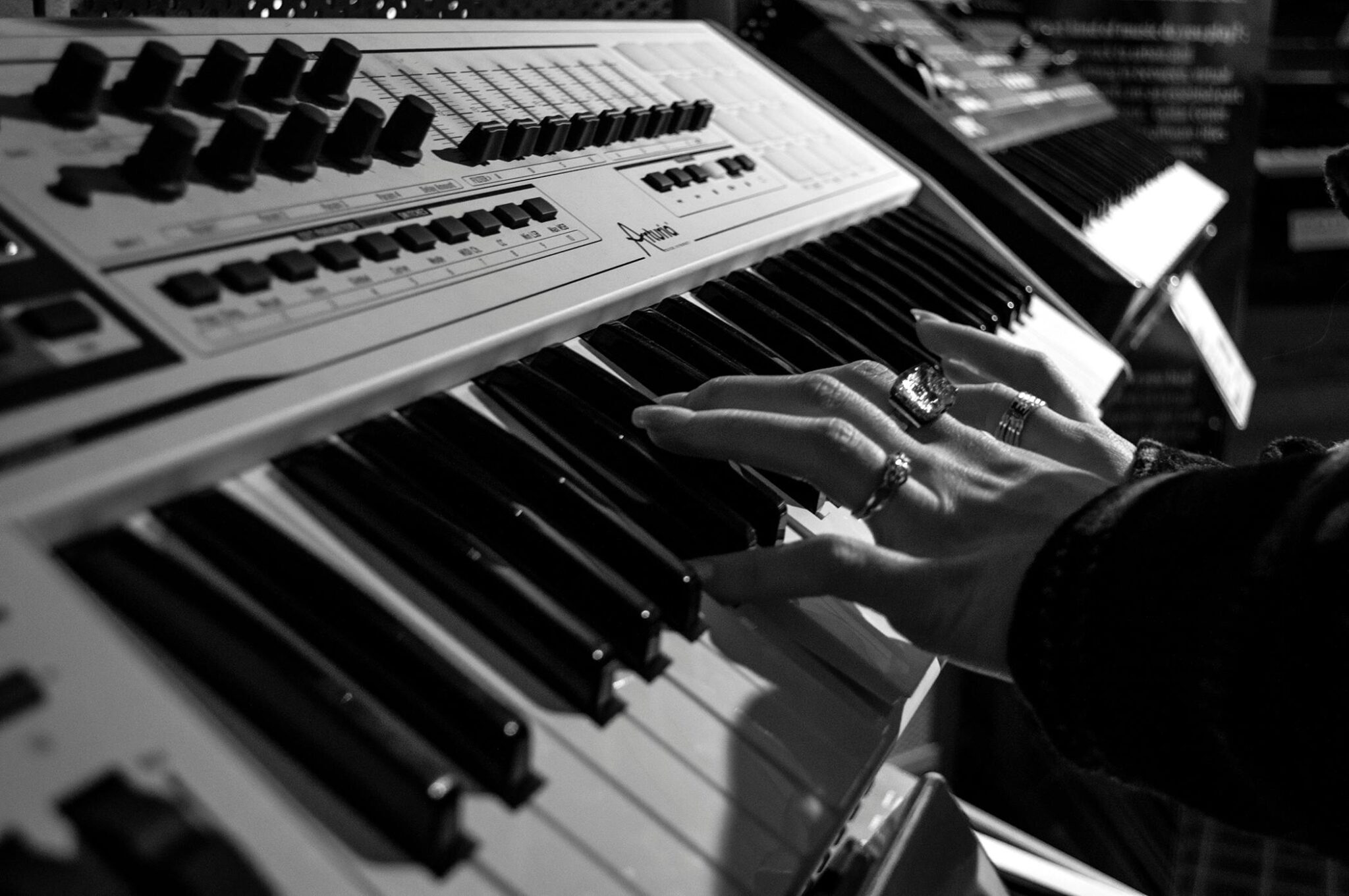 Semi-weighted vs weighted keys: which one is best for piano beginners?