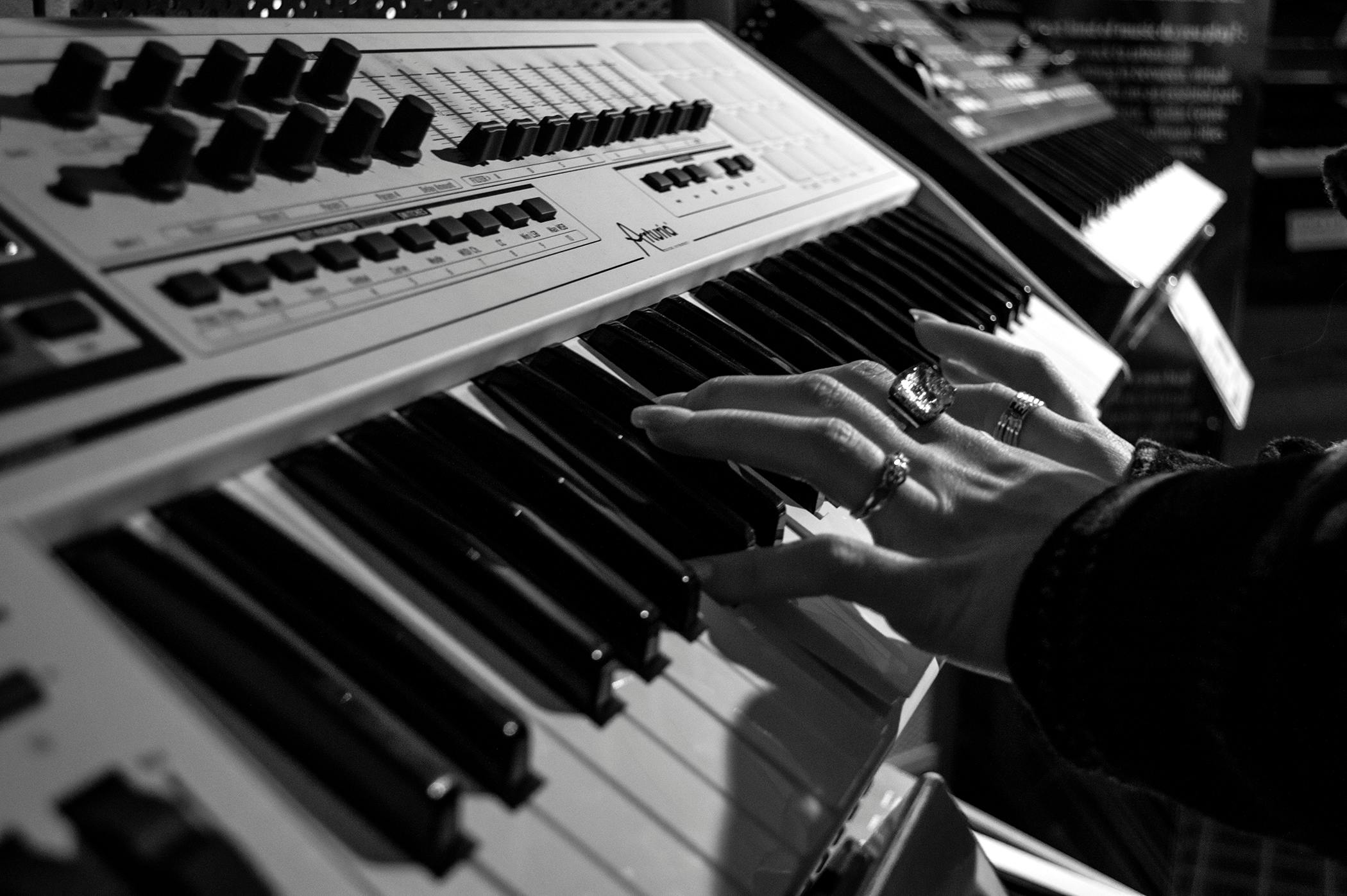 Semi-weighted vs weighted keys for beginners | Skoove
